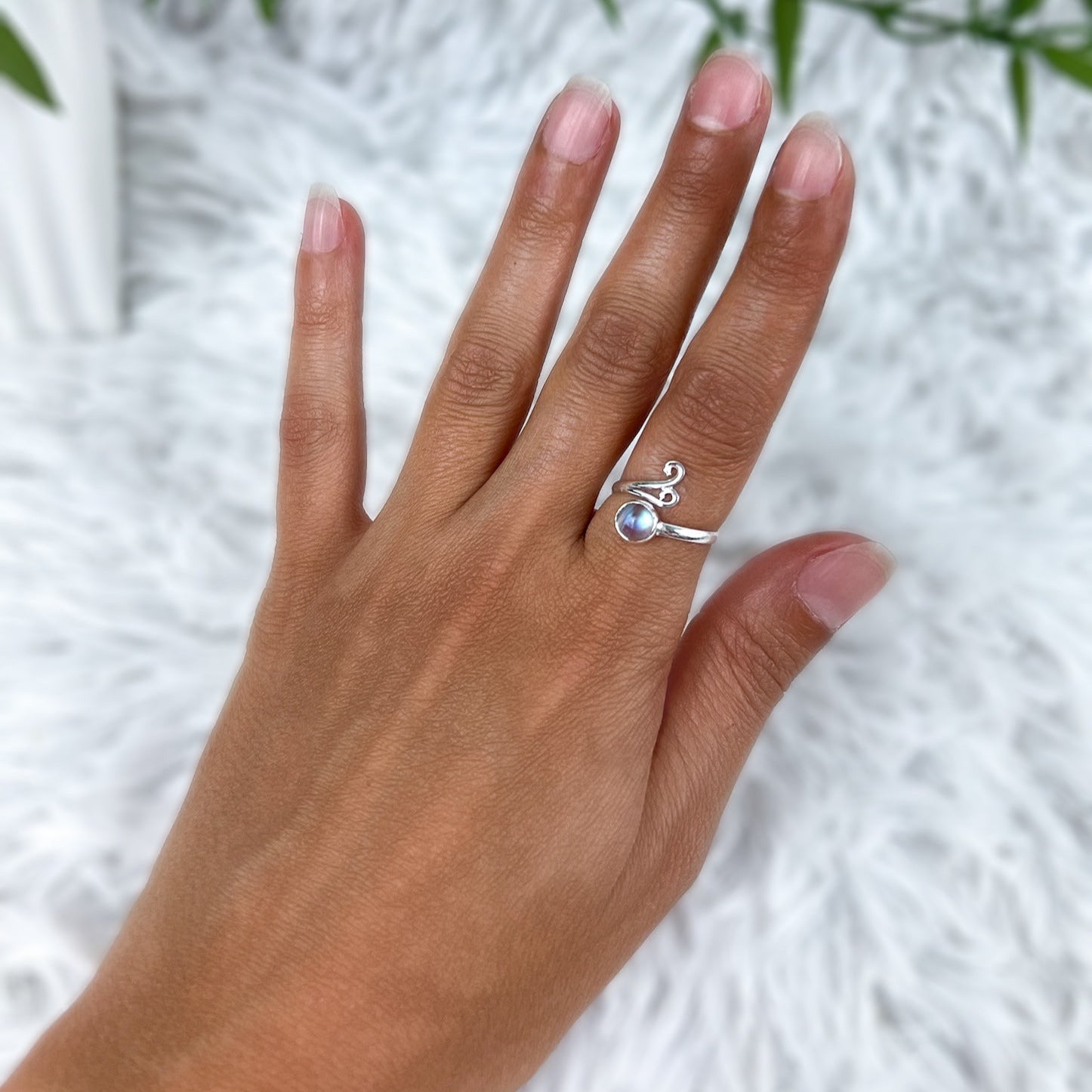 Größenverstellbarer Mondstein Silberring – Boho & Intuition – SoulGlow